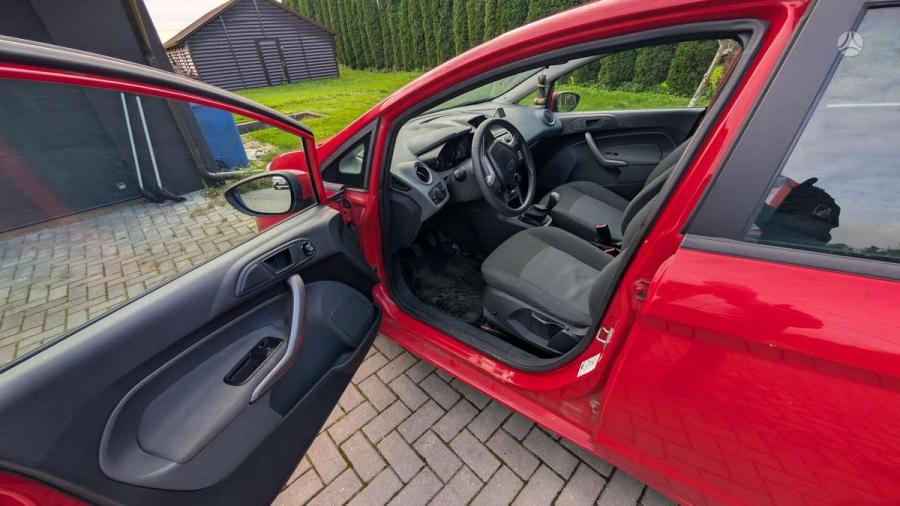 Red Ford Fiesta 2011 in Kaunas, with an engine capacity of 1.40 L and mileage of 298 thousand km for 2200 €, photo 10 on AUTOMOTO.COM.LV