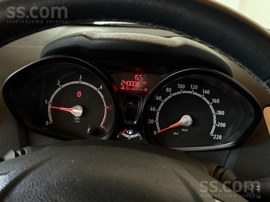 Sarkans Ford Fiesta 2012 Tukums, ar dzinēja tilpumu 1.40 L un nobraukumu 240 tūkst. km par 2500 €, foto 10 vietnē AUTOMOTO.COM.LV