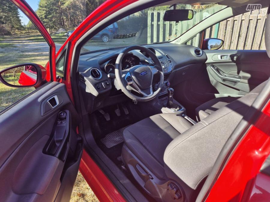 Sarkans Ford Fiesta 2013 Viļņa, ar dzinēja tilpumu 1.00 L un nobraukumu 175 tūkst. km par 2400 €, foto 4 vietnē AUTOMOTO.COM.LV