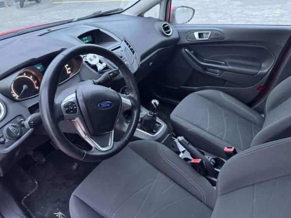 Sarkans Ford Fiesta 2014 Viļņa, ar dzinēja tilpumu 1.24 L un nobraukumu 132 tūkst. km par 2700 €, foto 13 vietnē AUTOMOTO.COM.LV