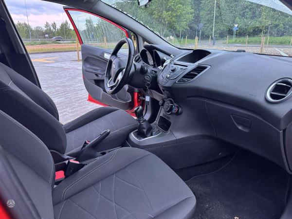 Sarkans Ford Fiesta 2014 Viļņa, ar dzinēja tilpumu 1.24 L un nobraukumu 132 tūkst. km par 2700 €, foto 15 vietnē AUTOMOTO.COM.LV