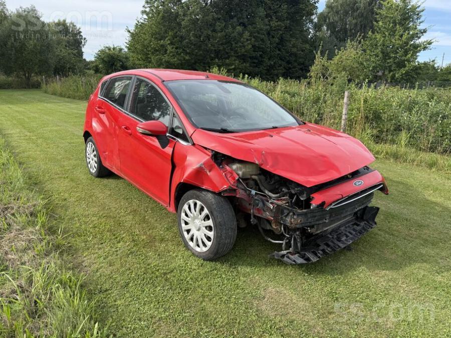 Sarkans Ford Fiesta 2014 Talsi, ar dzinēja tilpumu 1.00 L un nobraukumu 175 tūkst. km par 650 €, foto 4 vietnē AUTOMOTO.COM.LV