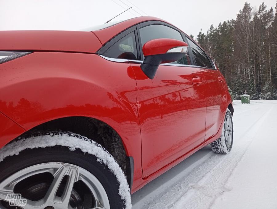 Sarkans Ford Fiesta 2015 Viļņa, ar dzinēja tilpumu 1.60 L un nobraukumu 300 tūkst. km par 3550 €, foto 11 vietnē AUTOMOTO.COM.LV