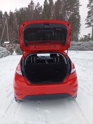 Sarkans Ford Fiesta 2015 Viļņa, ar dzinēja tilpumu 1.60 L un nobraukumu 300 tūkst. km par 3550 €, foto 13 vietnē AUTOMOTO.COM.LV