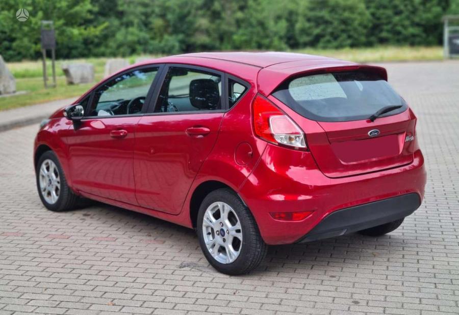 Red Ford Fiesta 2016 in Taurage, with an engine capacity of 1.24 L and mileage of 24 thousand km for 4300 €, photo 4 on AUTOMOTO.COM.LV