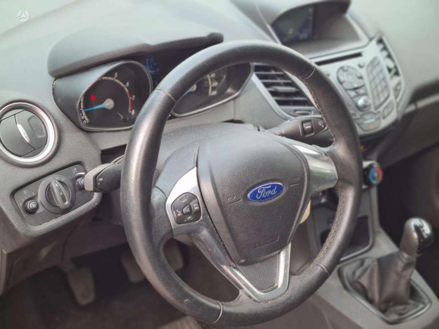 Red Ford Fiesta 2016 in Taurage, with an engine capacity of 1.24 L and mileage of 24 thousand km for 4300 €, photo 7 on AUTOMOTO.COM.LV