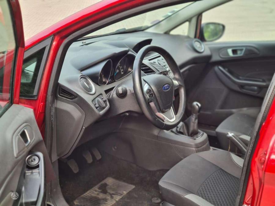 Red Ford Fiesta 2016 in Taurage, with an engine capacity of 1.24 L and mileage of 24 thousand km for 4300 €, photo 8 on AUTOMOTO.COM.LV