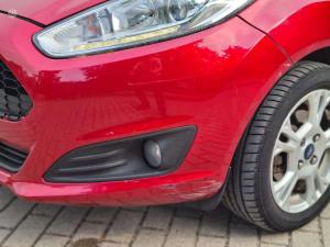 Red Ford Fiesta 2016 in Taurage, with an engine capacity of 1.24 L and mileage of 24 thousand km for 4300 €, photo 14 on AUTOMOTO.COM.LV