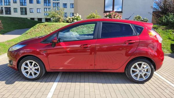 Ford Fiesta 2017 Viļņa vietnē Sarkans Ford Fiesta 2017 Viļņa, ar dzinēja tilpumu 1.60 L un nobraukumu 99 tūkst. km par 5950 €, foto 1 vietnē AUTOMOTO.COM.LV