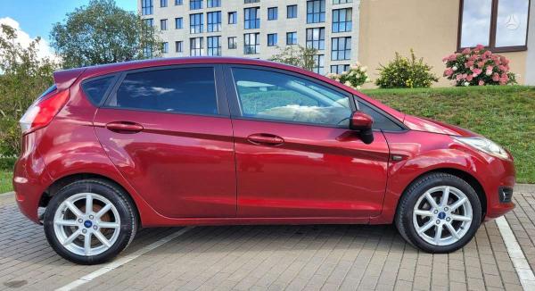 Ford Fiesta 2017 Viļņa vietnē Sarkans Ford Fiesta 2017 Viļņa, ar dzinēja tilpumu 1.60 L un nobraukumu 99 tūkst. km par 5950 €, foto 5 vietnē AUTOMOTO.COM.LV
