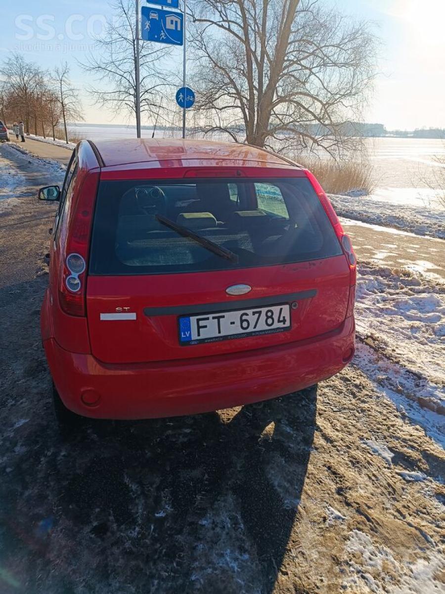 Sarkans Ford Fiesta 2006 Rīga, ar dzinēja tilpumu 1.40 L un nobraukumu 276 tūkst. km par 1200 €, foto 2 vietnē AUTOMOTO.COM.LV