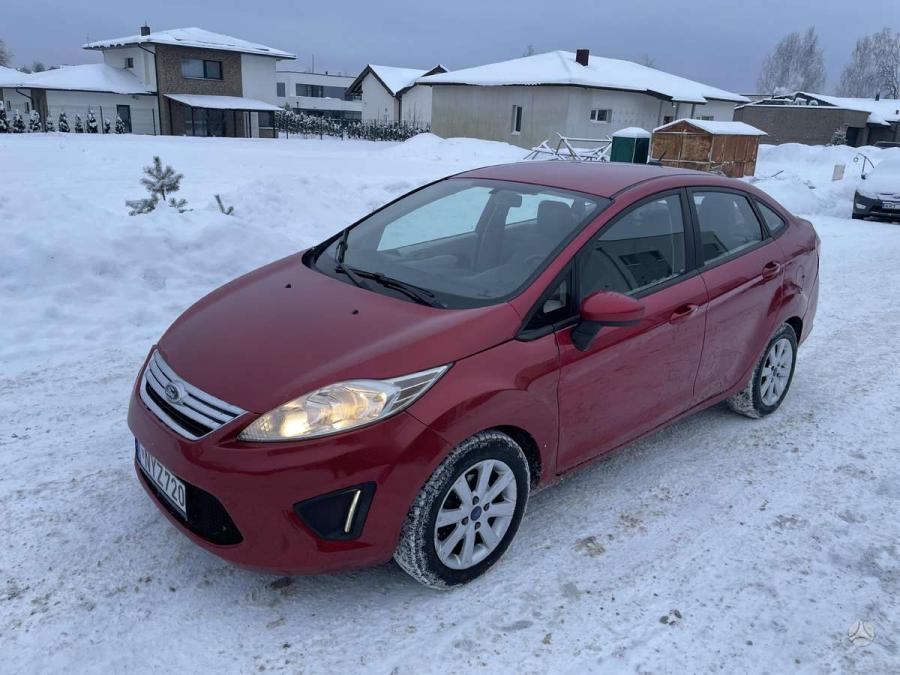 Sarkans Ford Fiesta 2012 Viļņa, ar dzinēja tilpumu 1.60 L un nobraukumu 153 tūkst. km par 2350 €, foto 1 vietnē AUTOMOTO.COM.LV