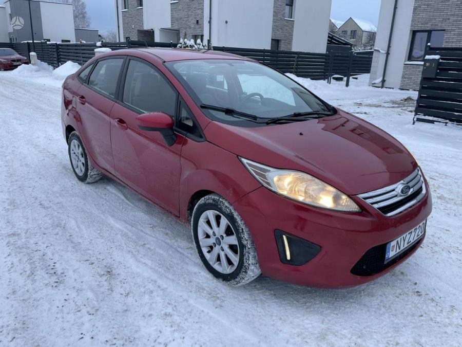 Sarkans Ford Fiesta 2012 Viļņa, ar dzinēja tilpumu 1.60 L un nobraukumu 153 tūkst. km par 2350 €, foto 4 vietnē AUTOMOTO.COM.LV