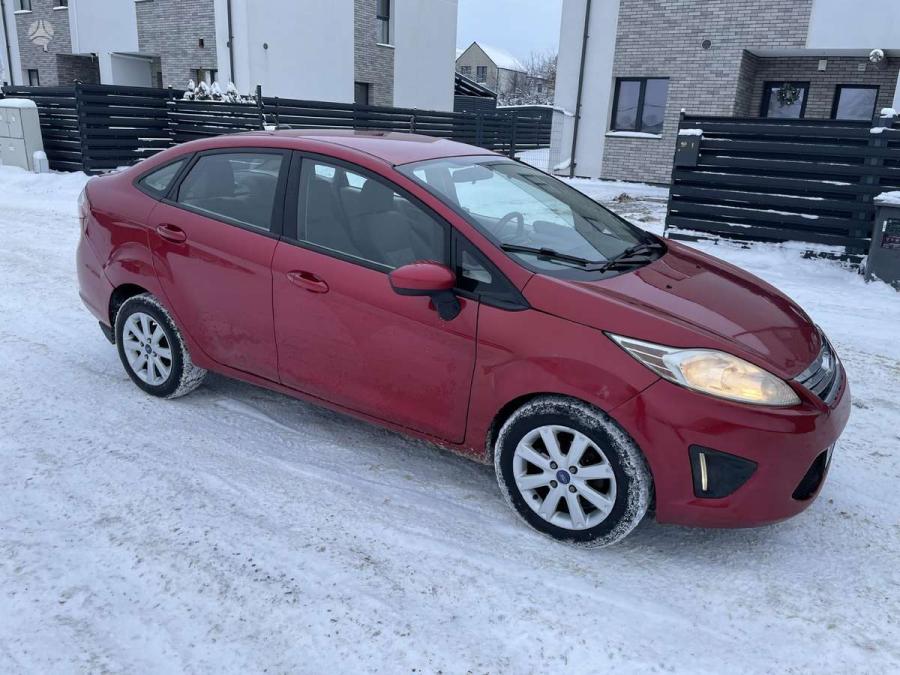 Sarkans Ford Fiesta 2012 Viļņa, ar dzinēja tilpumu 1.60 L un nobraukumu 153 tūkst. km par 2350 €, foto 5 vietnē AUTOMOTO.COM.LV