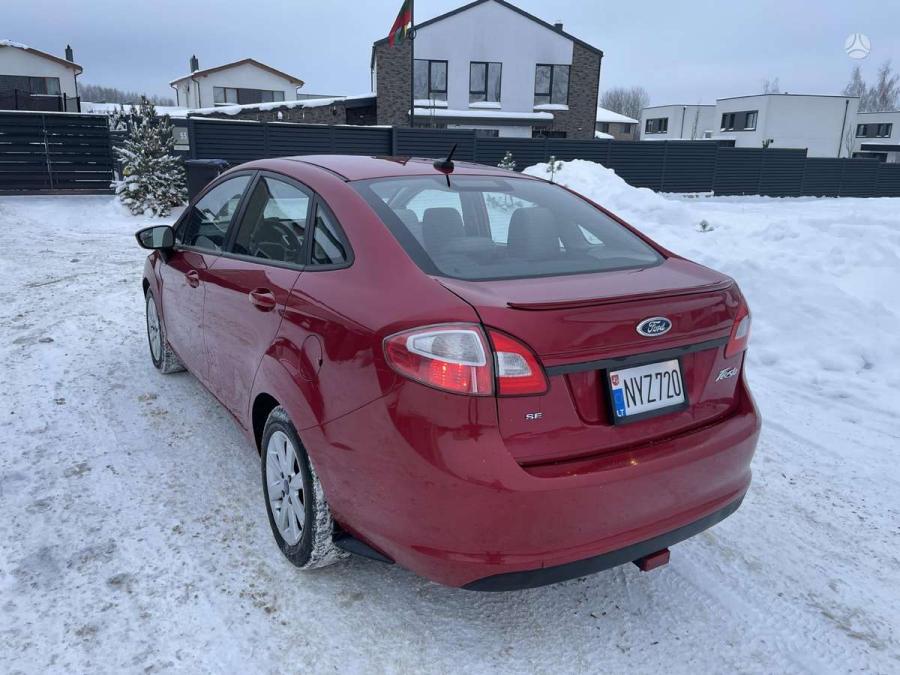Sarkans Ford Fiesta 2012 Viļņa, ar dzinēja tilpumu 1.60 L un nobraukumu 153 tūkst. km par 2350 €, foto 8 vietnē AUTOMOTO.COM.LV