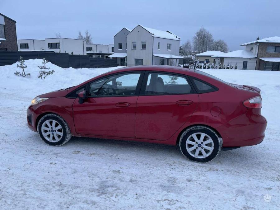 Sarkans Ford Fiesta 2012 Viļņa, ar dzinēja tilpumu 1.60 L un nobraukumu 153 tūkst. km par 2350 €, foto 11 vietnē AUTOMOTO.COM.LV