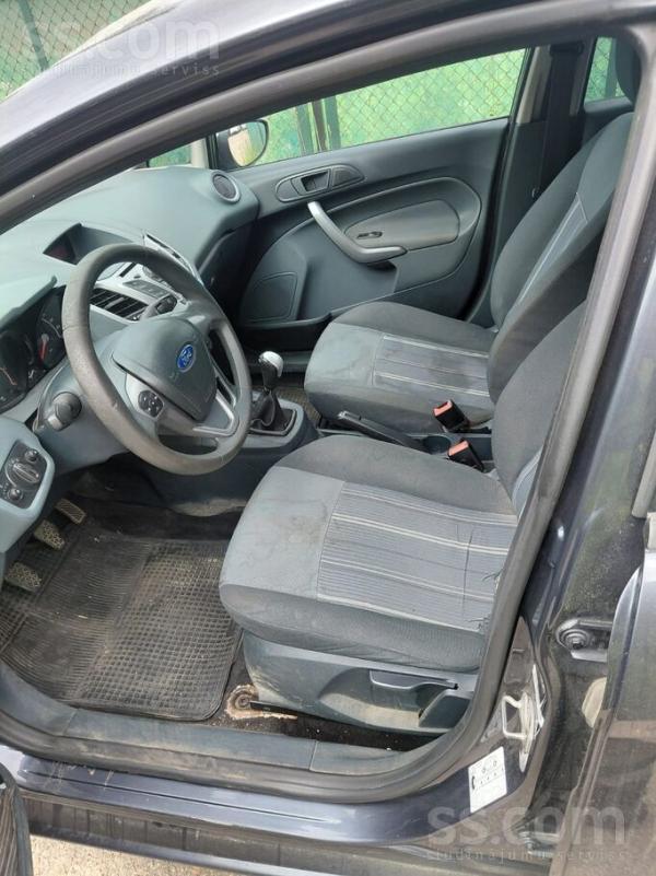 Violets Ford Fiesta 2009 Rīga, ar dzinēja tilpumu 1.10 L un nobraukumu 275 tūkst. km par 1500 €, foto 5 vietnē AUTOMOTO.COM.LV