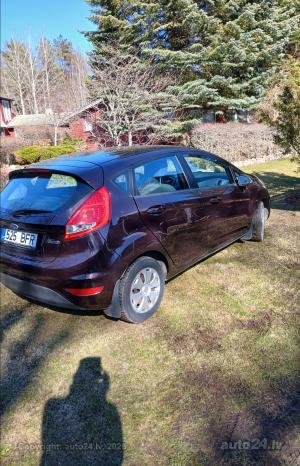 Violets Ford Fiesta 2011 Tallina, ar dzinēja tilpumu 1.20 L un nobraukumu 78 tūkst. km par 4200 €, foto  vietnē AUTOMOTO.COM.LV