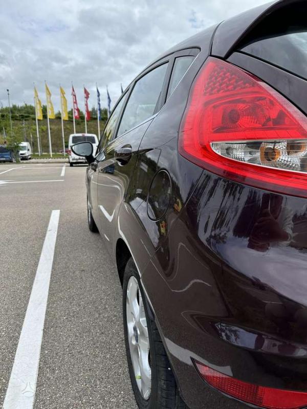 Violets Ford Fiesta 2011 Viļņa, ar dzinēja tilpumu 1.39 L un nobraukumu 101 tūkst. km par 3900 €, foto 6 vietnē AUTOMOTO.COM.LV