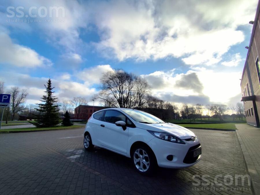 Balts Ford Fiesta 2009 Kuldīga, ar dzinēja tilpumu 1.40 L un nobraukumu 292 tūkst. km par 2500 €, foto 1 vietnē AUTOMOTO.COM.LV