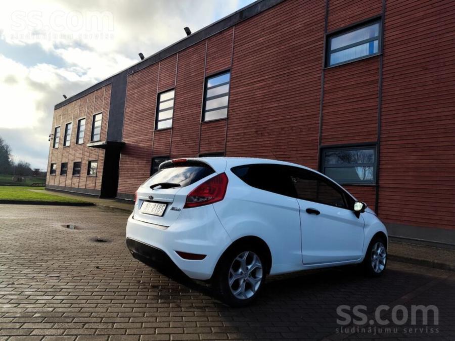 Balts Ford Fiesta 2009 Kuldīga, ar dzinēja tilpumu 1.40 L un nobraukumu 292 tūkst. km par 2500 €, foto 3 vietnē AUTOMOTO.COM.LV