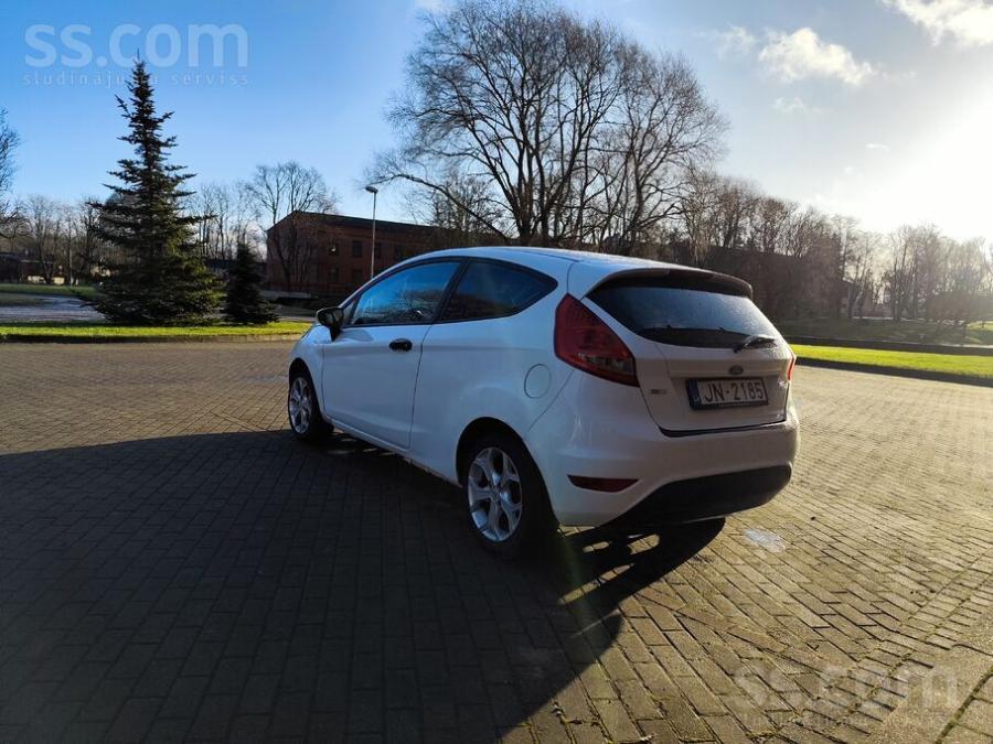 Balts Ford Fiesta 2009 Kuldīga, ar dzinēja tilpumu 1.40 L un nobraukumu 292 tūkst. km par 2500 €, foto 5 vietnē AUTOMOTO.COM.LV