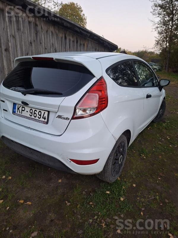 Balts Ford Fiesta 2013 Madona, ar dzinēja tilpumu 1.50 L un nobraukumu 356 tūkst. km par 2200 €, foto 3 vietnē AUTOMOTO.COM.LV
