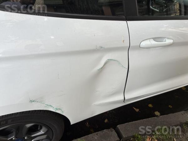 Ford Fiesta 2019 in Riga on AUTOMOTO.COM.LV White Ford Fiesta 2019 in Riga, with an engine capacity of 1.00 L and mileage of 161 thousand km for 5000 €, photo 5 on AUTOMOTO.COM.LV