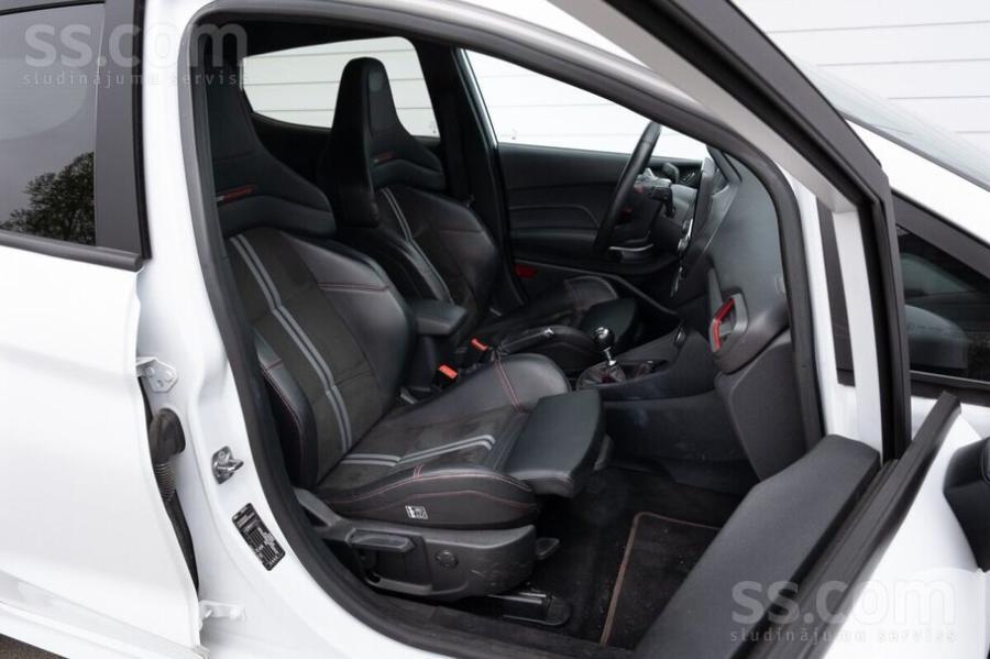 White Ford Fiesta 2023 in Riga, with an engine capacity of 1.50 L and mileage of 75 thousand km for 19950 €, photo 7 on AUTOMOTO.COM.LV