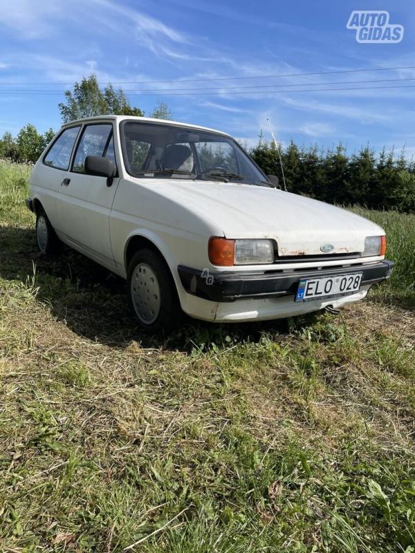 White Ford Fiesta 1986 in Silute, with an engine capacity of 1.60 L and mileage of 243 thousand km for 1990 €, photo 1 on AUTOMOTO.COM.LV
