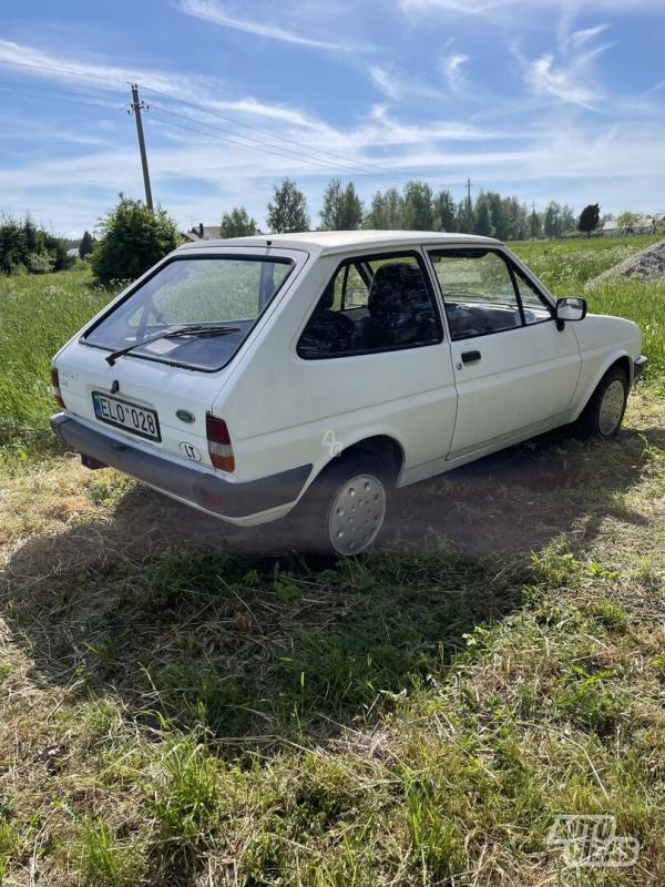 White Ford Fiesta 1986 in Silute, with an engine capacity of 1.60 L and mileage of 243 thousand km for 1990 €, photo 4 on AUTOMOTO.COM.LV