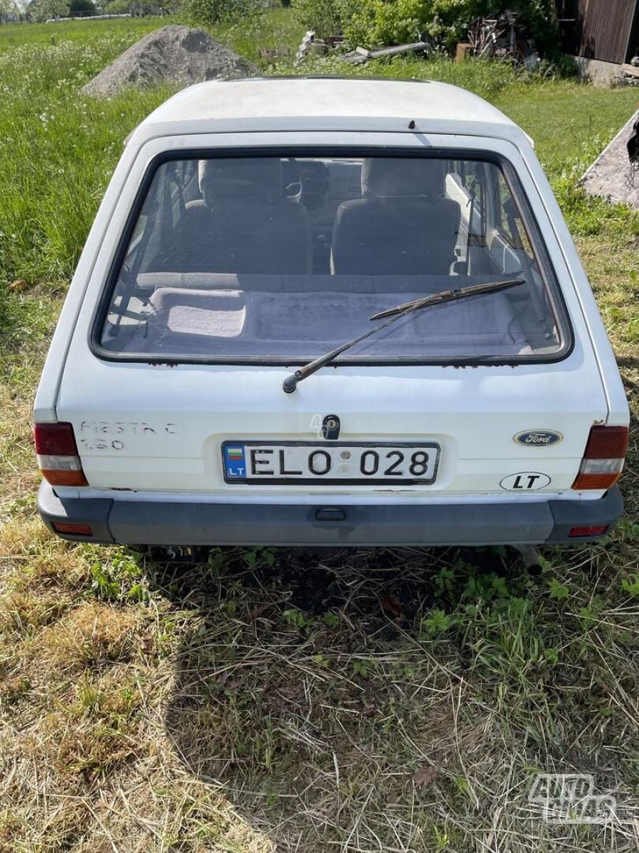 White Ford Fiesta 1986 in Silute, with an engine capacity of 1.60 L and mileage of 243 thousand km for 1990 €, photo 6 on AUTOMOTO.COM.LV