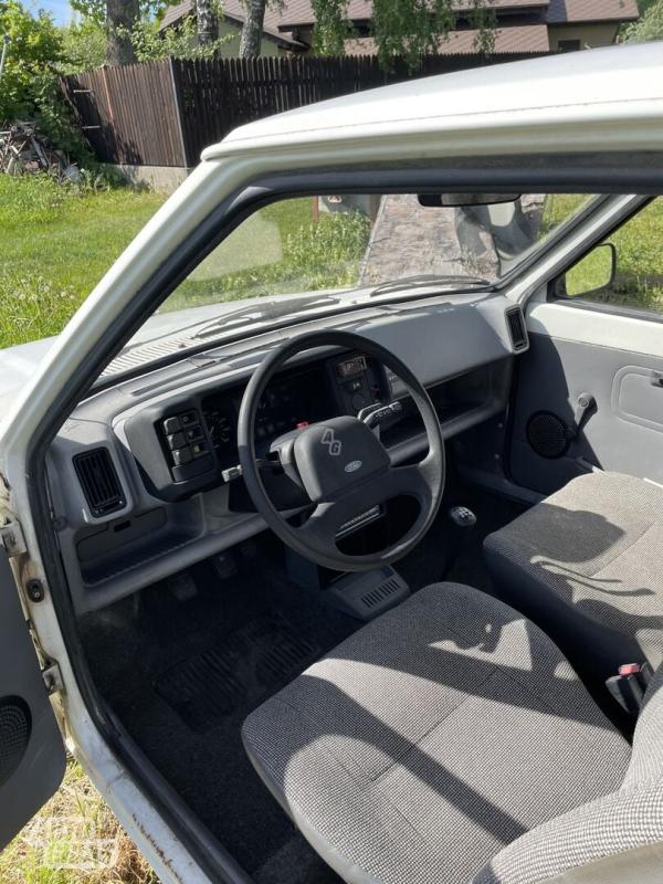 White Ford Fiesta 1986 in Silute, with an engine capacity of 1.60 L and mileage of 243 thousand km for 1990 €, photo 8 on AUTOMOTO.COM.LV