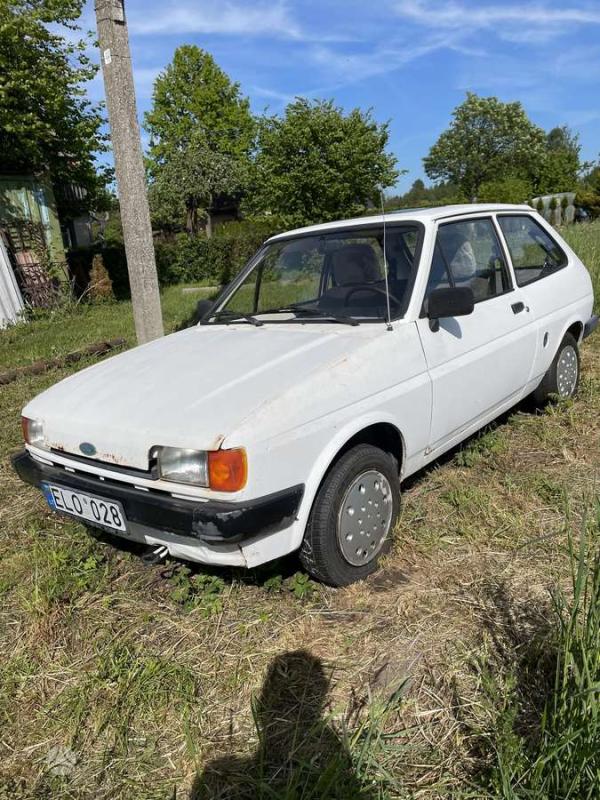 White Ford Fiesta 1986 in Silute, with an engine capacity of 1.60 L and mileage of 243 thousand km for 1490 €, photo 4 on AUTOMOTO.COM.LV