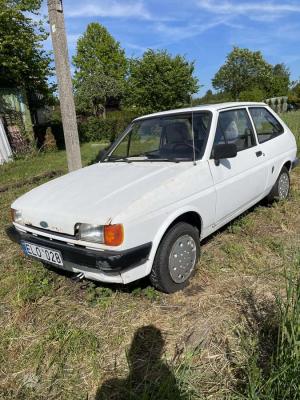 White Ford Fiesta 1986 in Silute, with an engine capacity of 1.60 L and mileage of 243 thousand km for 1490 €, photo 5 on AUTOMOTO.COM.LV