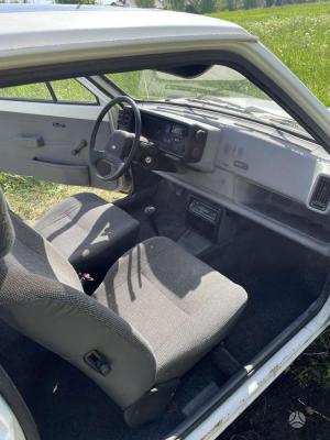White Ford Fiesta 1986 in Silute, with an engine capacity of 1.60 L and mileage of 243 thousand km for 1490 €, photo 7 on AUTOMOTO.COM.LV