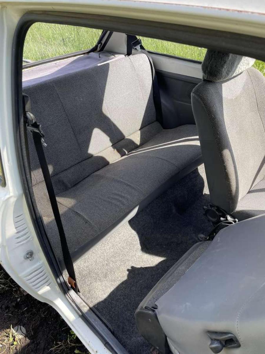 White Ford Fiesta 1986 in Silute, with an engine capacity of 1.60 L and mileage of 243 thousand km for 1490 €, photo 9 on AUTOMOTO.COM.LV