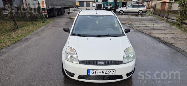 White Ford Fiesta 2003 in Riga, with an engine capacity of 1.30 L and mileage of 150 thousand km for 950 €, photo 1 on AUTOMOTO.COM.LV
