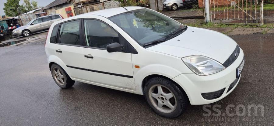 White Ford Fiesta 2003 in Riga, with an engine capacity of 1.30 L and mileage of 150 thousand km for 950 €, photo 3 on AUTOMOTO.COM.LV
