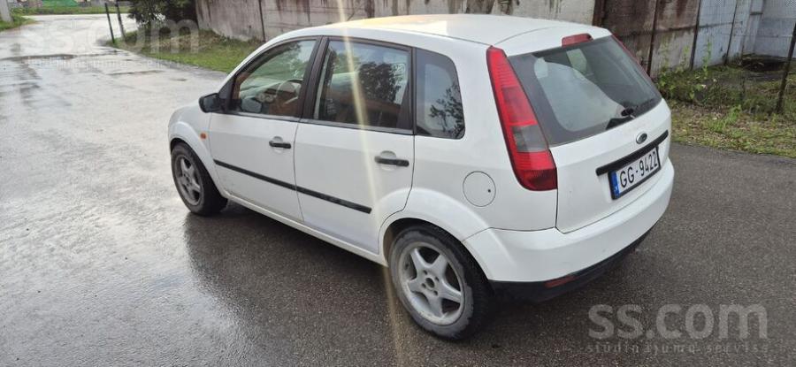 White Ford Fiesta 2003 in Riga, with an engine capacity of 1.30 L and mileage of 150 thousand km for 950 €, photo 4 on AUTOMOTO.COM.LV