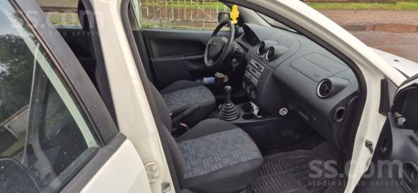 White Ford Fiesta 2003 in Riga, with an engine capacity of 1.30 L and mileage of 150 thousand km for 950 €, photo 4 on AUTOMOTO.COM.LV