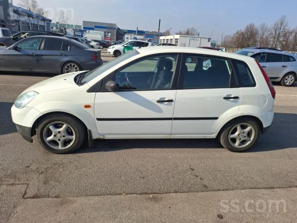 White Ford Fiesta 2004 in Riga, with an engine capacity of 1.30 L and mileage of 152 thousand km for 4999 €, photo 2 on AUTOMOTO.COM.LV