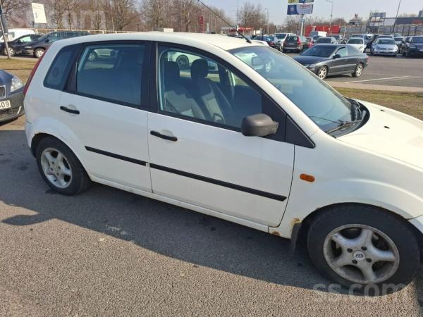 White Ford Fiesta 2004 in Riga, with an engine capacity of 1.30 L and mileage of 152 thousand km for 4999 €, photo 5 on AUTOMOTO.COM.LV