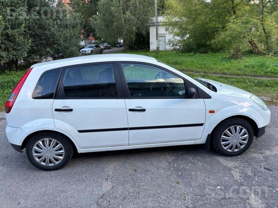 Balts Ford Fiesta 2004 Rīga, ar dzinēja tilpumu 1.30 L un nobraukumu 250 tūkst. km par 550 €, foto 3 vietnē AUTOMOTO.COM.LV