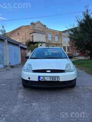 Balts Ford Fiesta 2004 Rīga, ar dzinēja tilpumu 1.30 L un nobraukumu 250 tūkst. km par 550 €, foto 5 vietnē AUTOMOTO.COM.LV