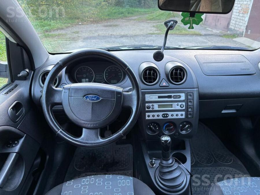 Balts Ford Fiesta 2004 Rīga, ar dzinēja tilpumu 1.30 L un nobraukumu 250 tūkst. km par 550 €, foto 10 vietnē AUTOMOTO.COM.LV