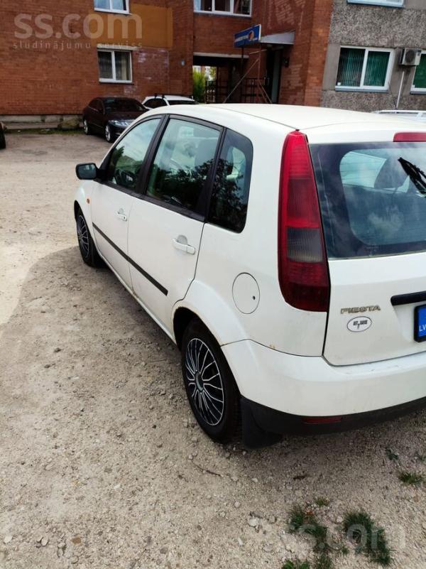 Balts Ford Fiesta 2004 Rēzekne, ar dzinēja tilpumu 1.30 L un nobraukumu 272 tūkst. km par 700 €, foto 5 vietnē AUTOMOTO.COM.LV