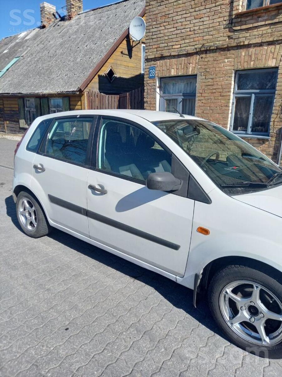 White Ford Fiesta 2006 in Ventspils, with an engine capacity of 1.30 L and mileage of 204 thousand km for 950 €, photo 1 on AUTOMOTO.COM.LV