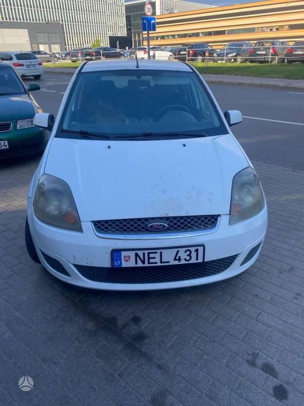 White Ford Fiesta 2007 in Vilnius, with an engine capacity of 1.40 L and mileage of 323 thousand km for 550 €, photo 1 on AUTOMOTO.COM.LV