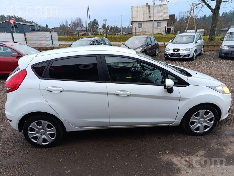 Balts Ford Fiesta 2009 Valmiera, ar dzinēja tilpumu 1.40 L un nobraukumu 283 tūkst. km par 3450 €, foto 7 vietnē AUTOMOTO.COM.LV
